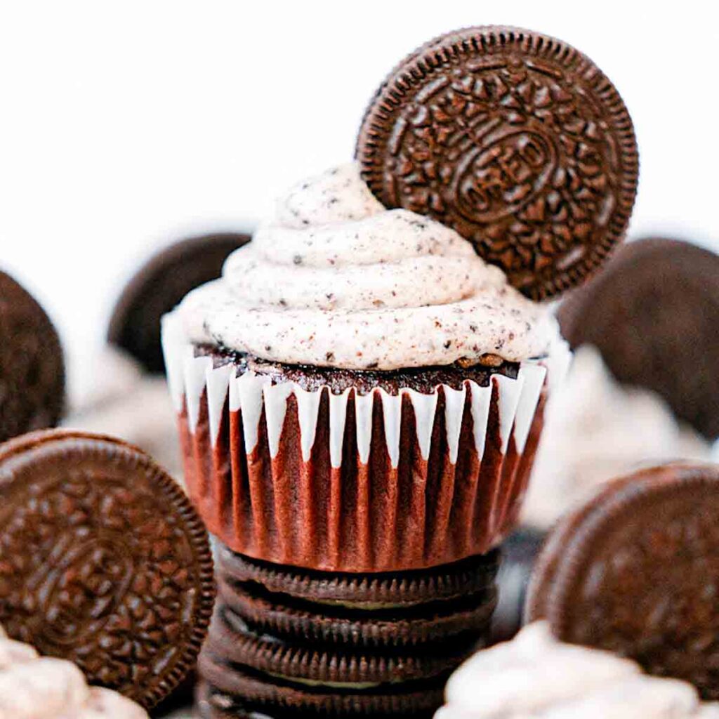Oreo frosting (a Cookies and cream frosting recipe) - Deliciously Home ...